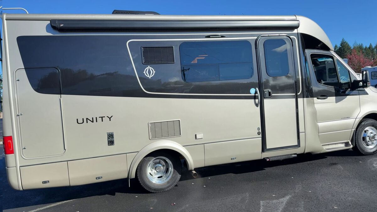 Used 2019 Leisure Travel Vans Unity 3500 24MB for sale in Sandy, OR